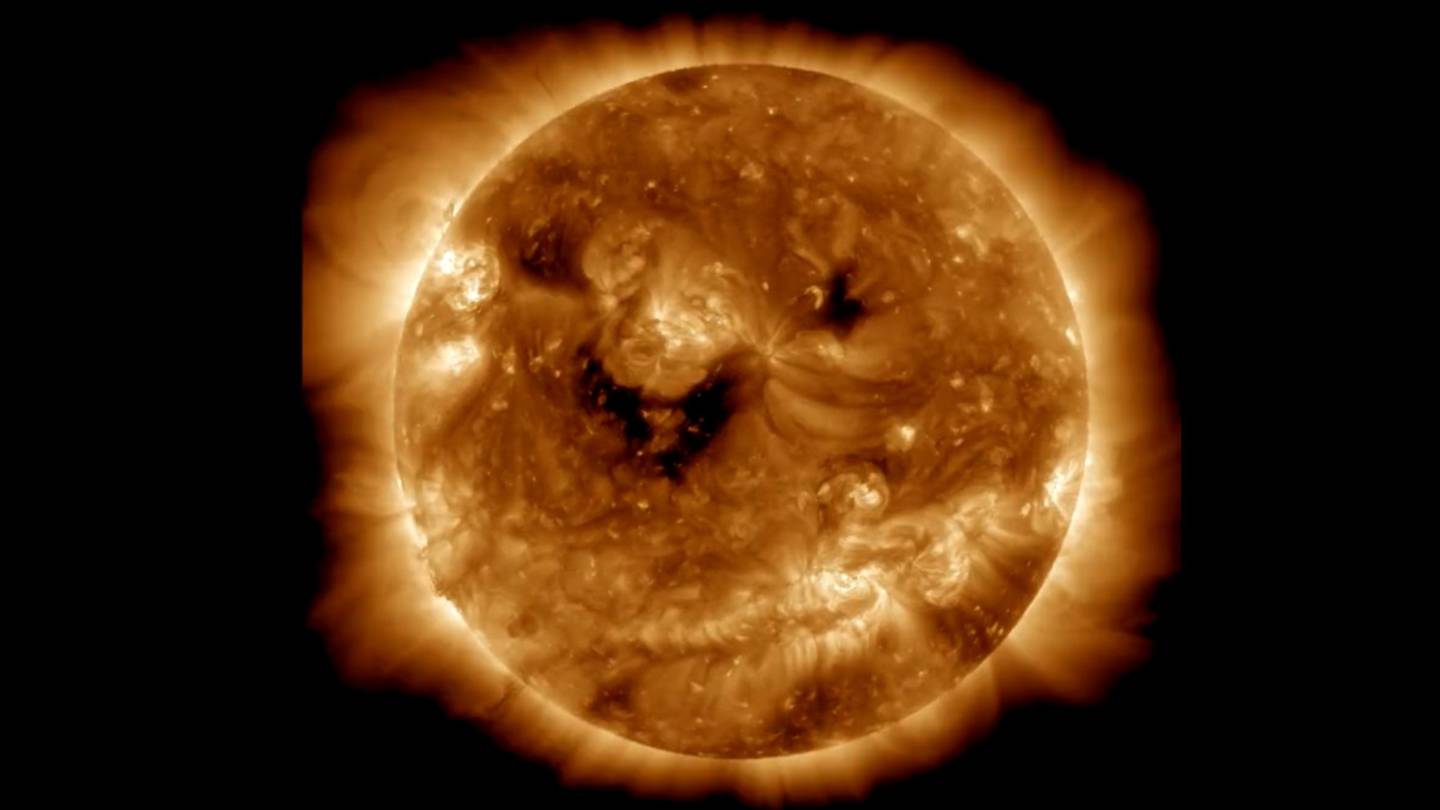 Especie de sonrisa del Sol es captada en imagen por la NASA [smilling ...