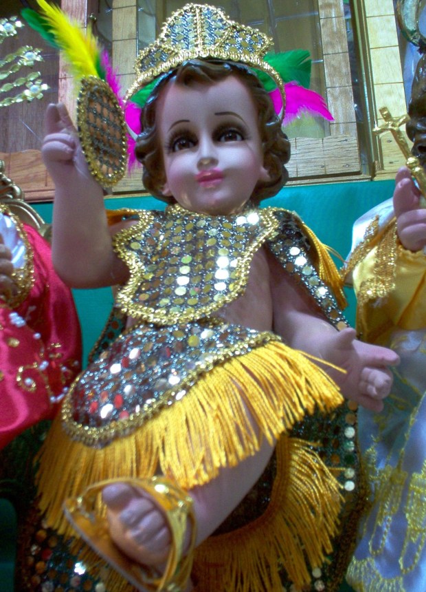 Tradición única en México. Vestir al Niño Dios: devoción contra la moda ...